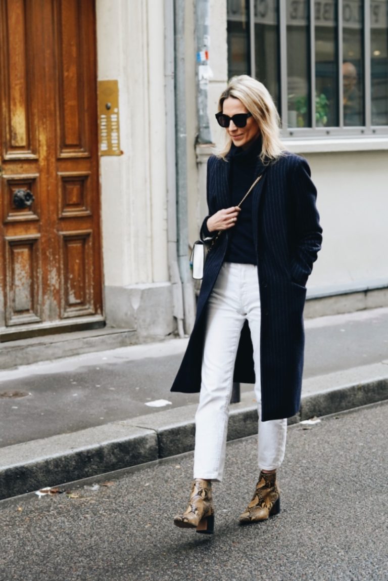 Comment porter un jean blanc en hiver avec du foncé ? - Le Dressing Idéal